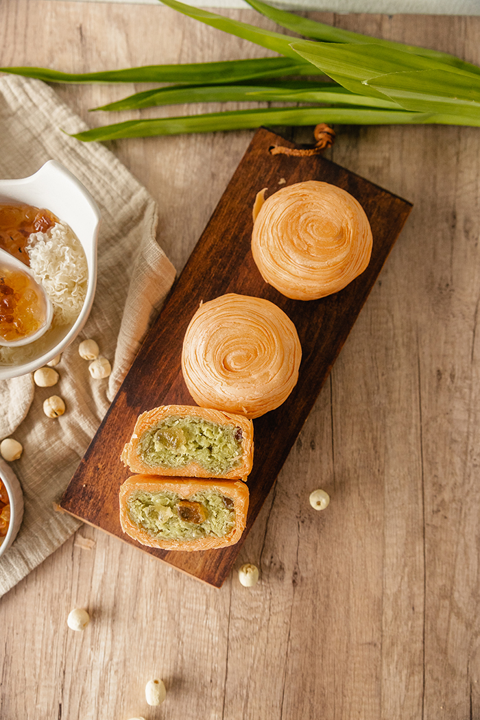 4 Mooncakes Box Set - Spiral Teochew Pandan Lotus with Peach Gum Snow ...
